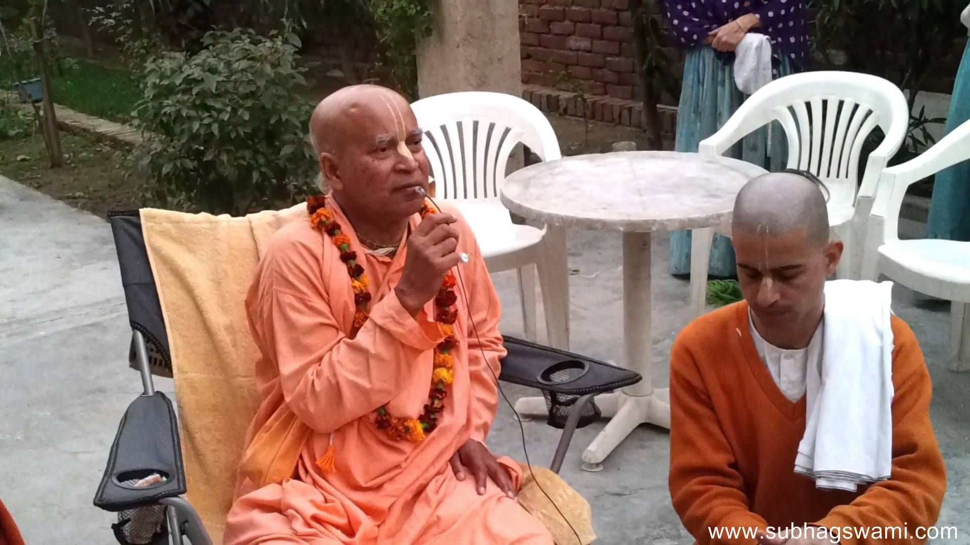 Seriousness of Chanting Hare Krsna by Subhag Swami at Radhakunda in ...